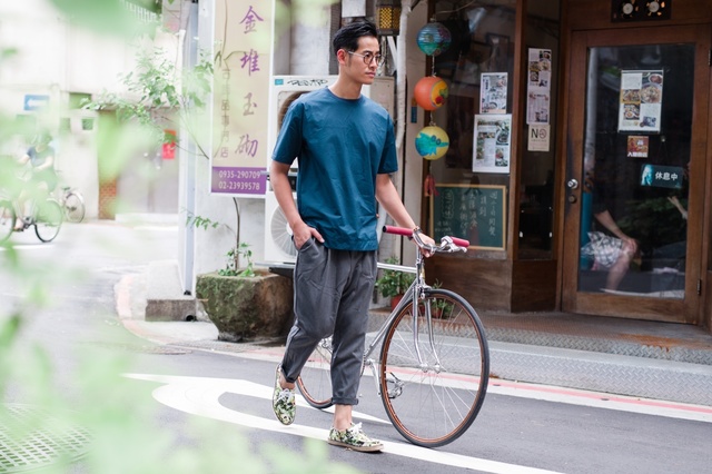 台北現在流行腳踏車型男！穿著Vans Surf 滑行於城市。 | Dappei