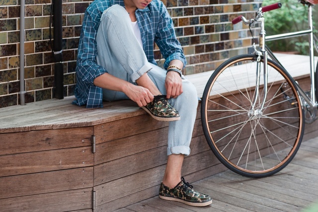 台北現在流行腳踏車型男！穿著Vans Surf 滑行於城市。 | Dappei