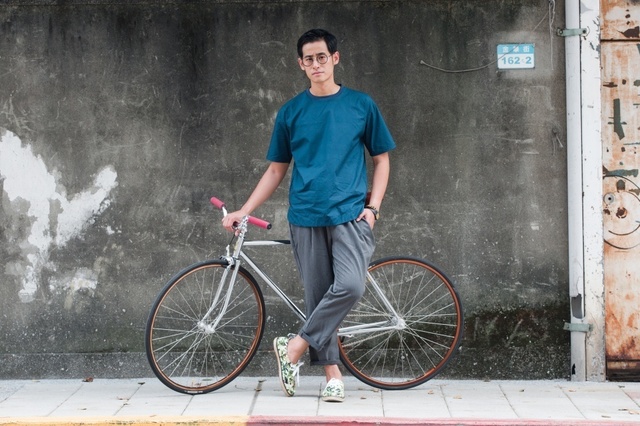 台北現在流行腳踏車型男！穿著Vans Surf 滑行於城市。 | Dappei