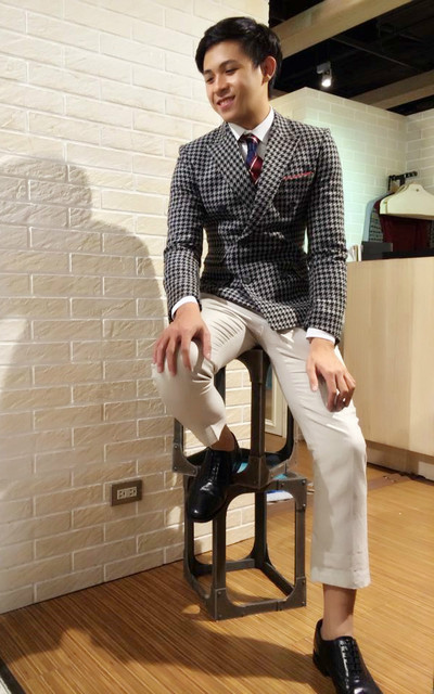 David 分享的 色紙當袋巾 - Dappei 台灣最大時尚穿搭社群